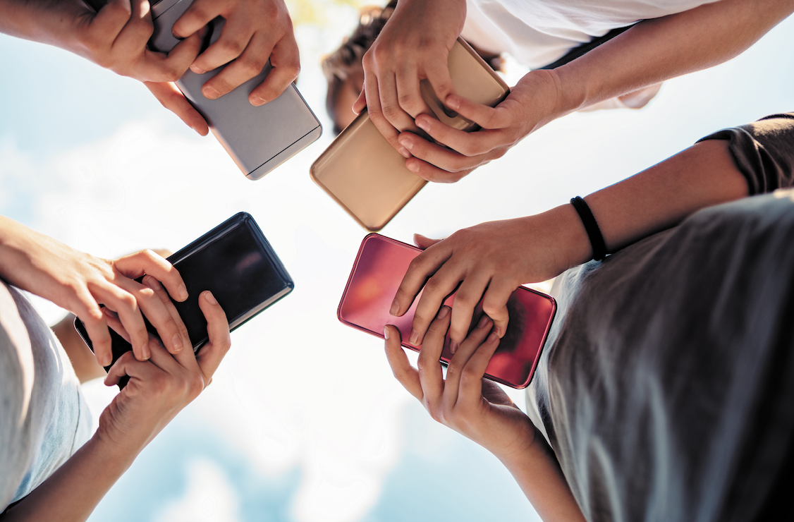 Bellen, appen, scrollen: leer je kinderen bewust met hun telefoon ...